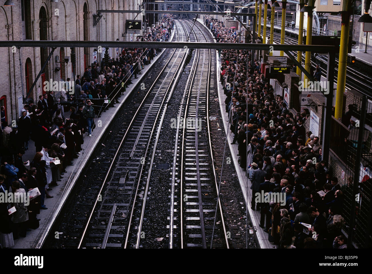 Rail delay uk platform thameslink hi-res stock photography and images ...