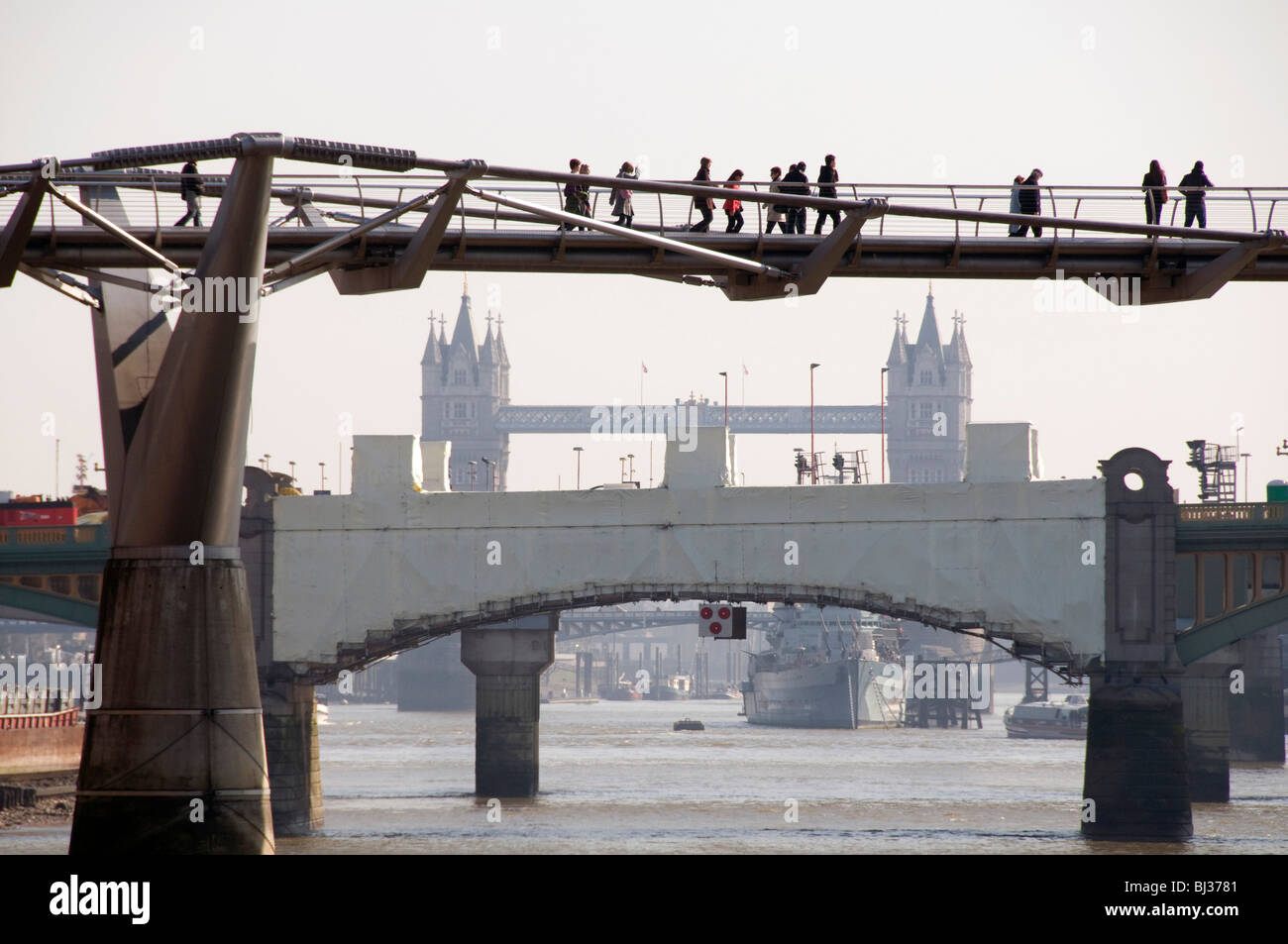 London walking tower bridge hi-res stock photography and images - Alamy