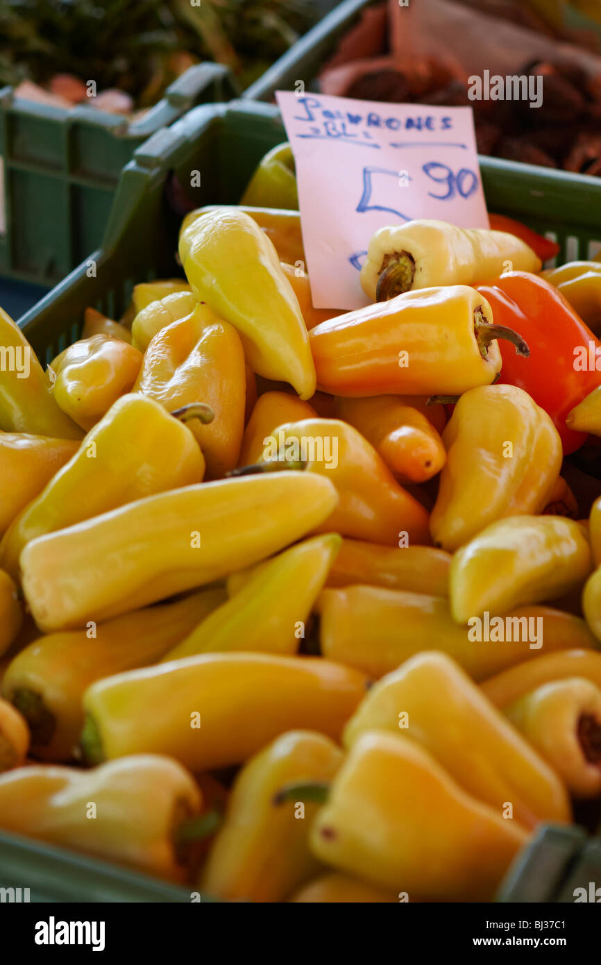 Peppers in yellow crate hi-res stock photography and images - Alamy