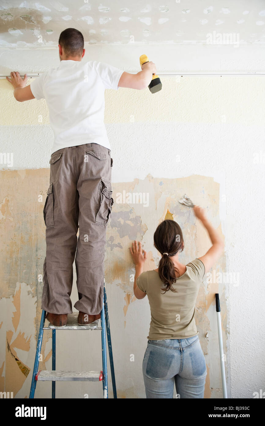 Couple redecorating ladder hi-res stock photography and images - Alamy