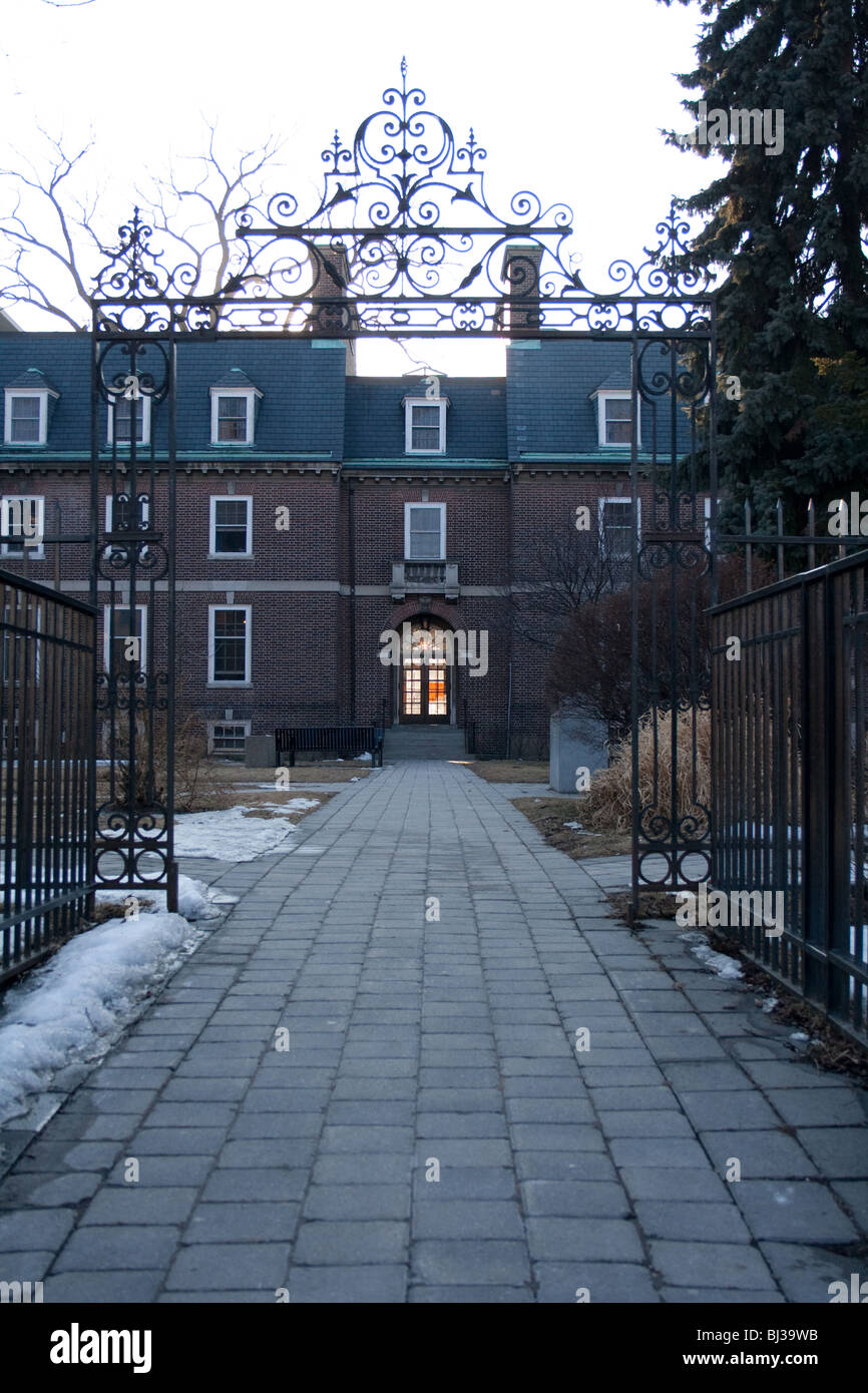 Gated house hi-res stock photography and images - Alamy