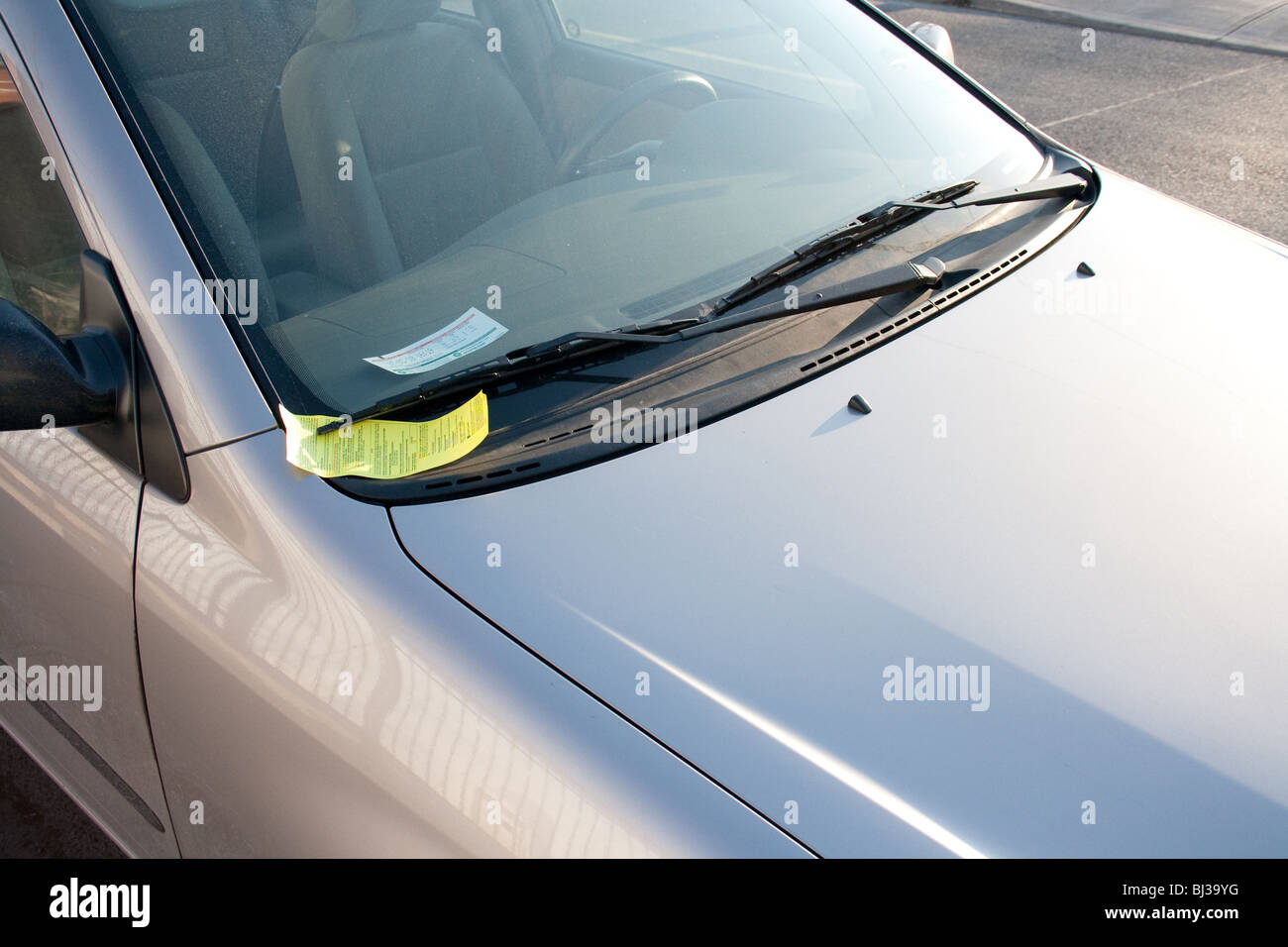 parking ticket issue windshield Stock Photo - Alamy