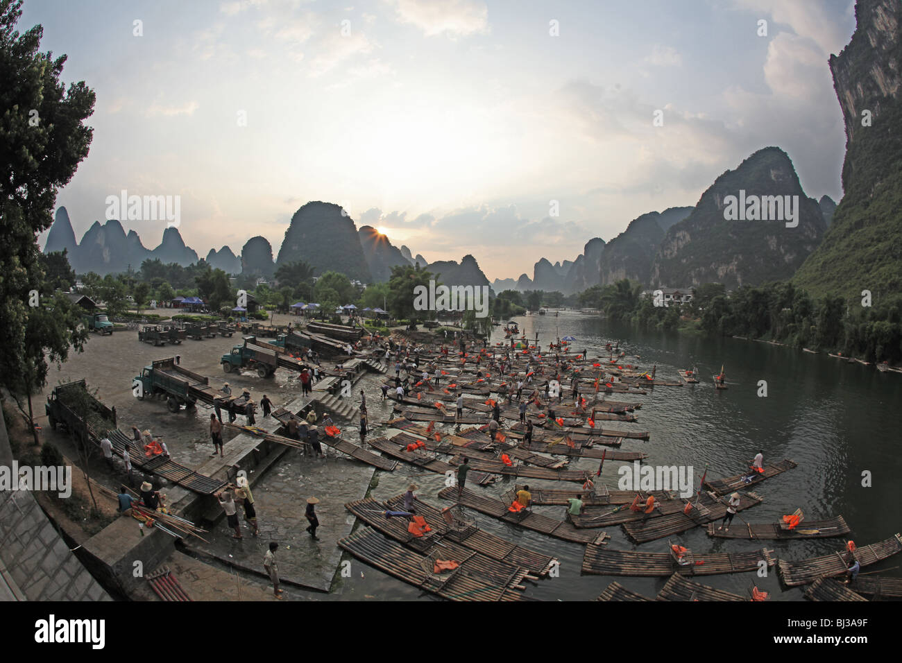 Sunset and bamboo rafting on Yulong river, Yangshuo Stock Photo - Alamy