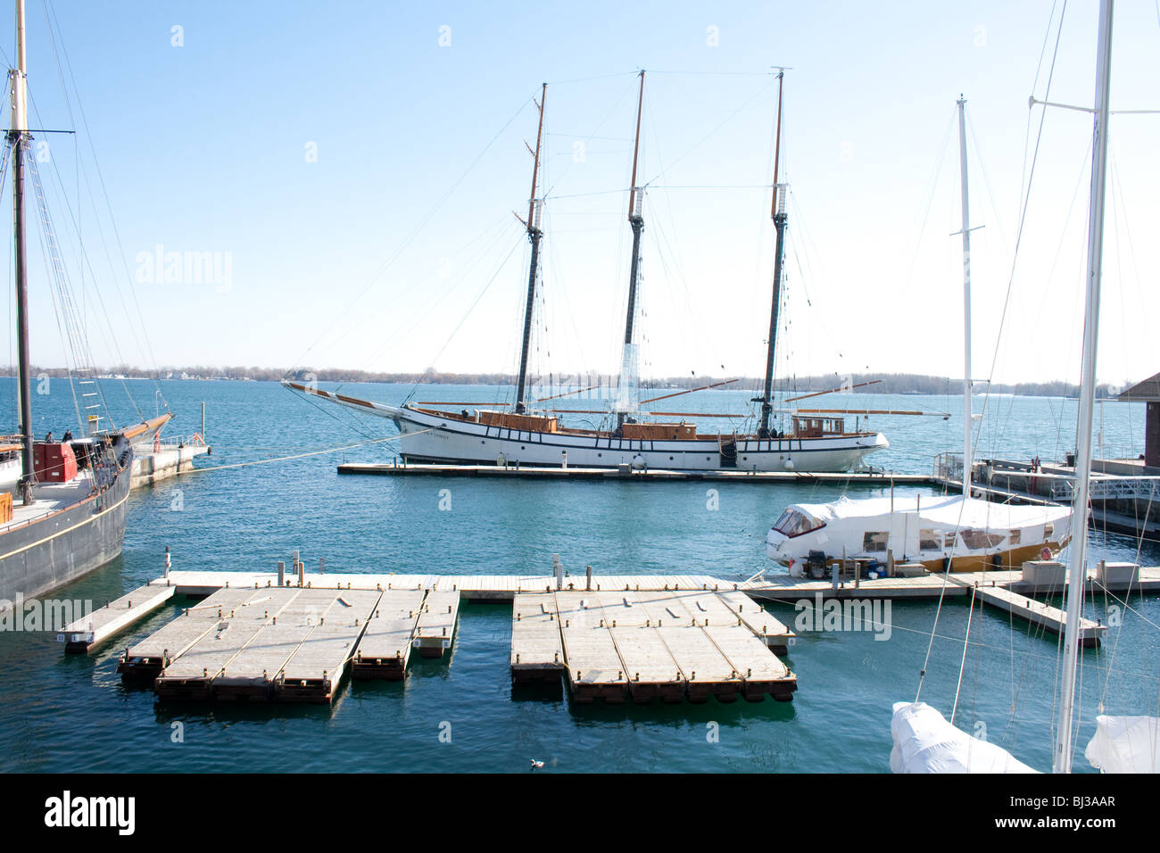 A half empty shipping dock at the toronto haborfront Stock Photo - Alamy