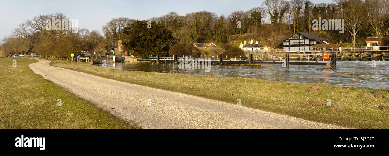 The River Thames at Cleeve Lock and weir near Goring, Oxfordshire, Uk ...