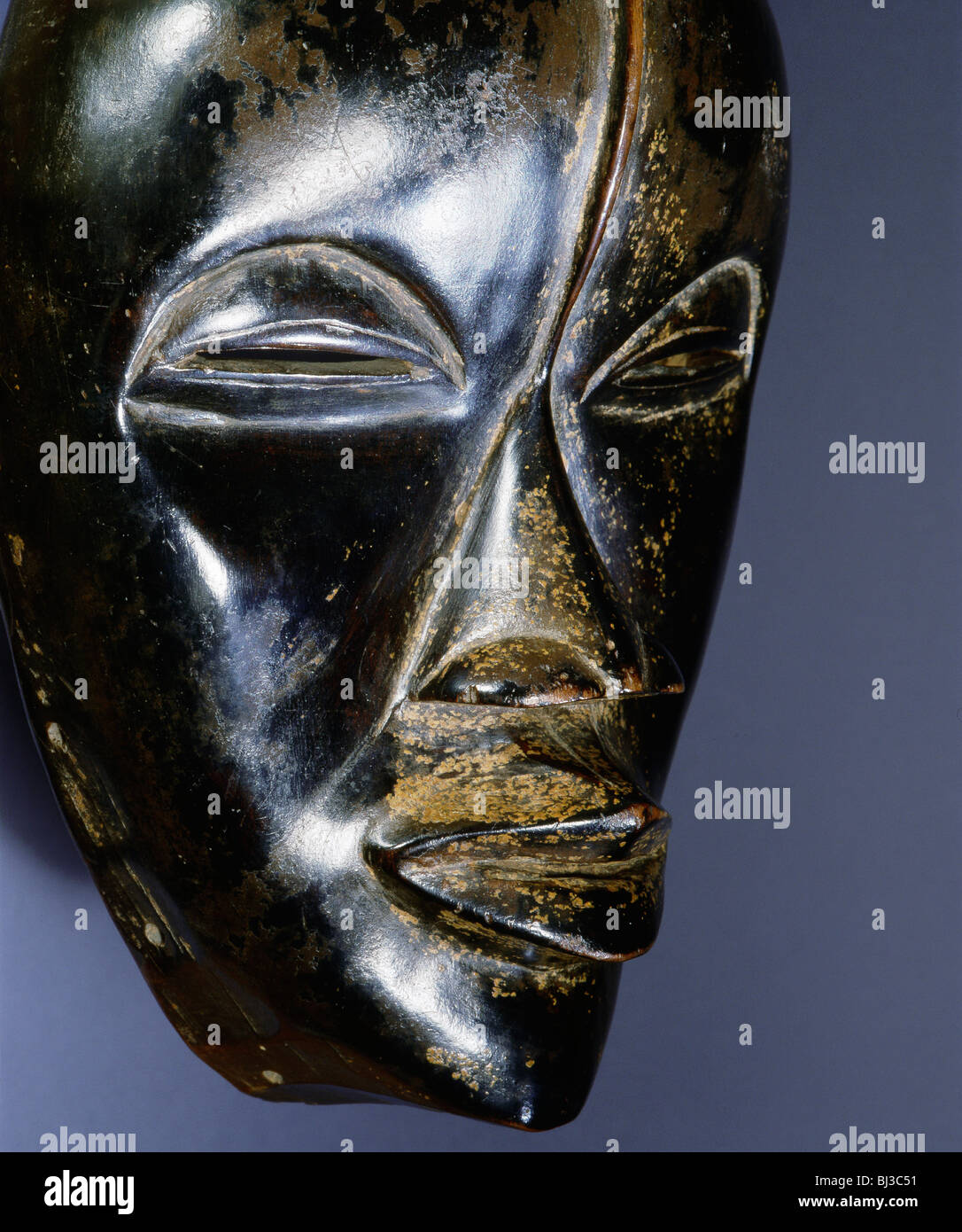 African tribal artefact hi-res stock photography and images - Alamy