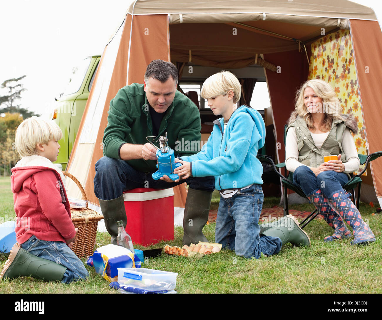 Family setting up camp Stock Photo - Alamy