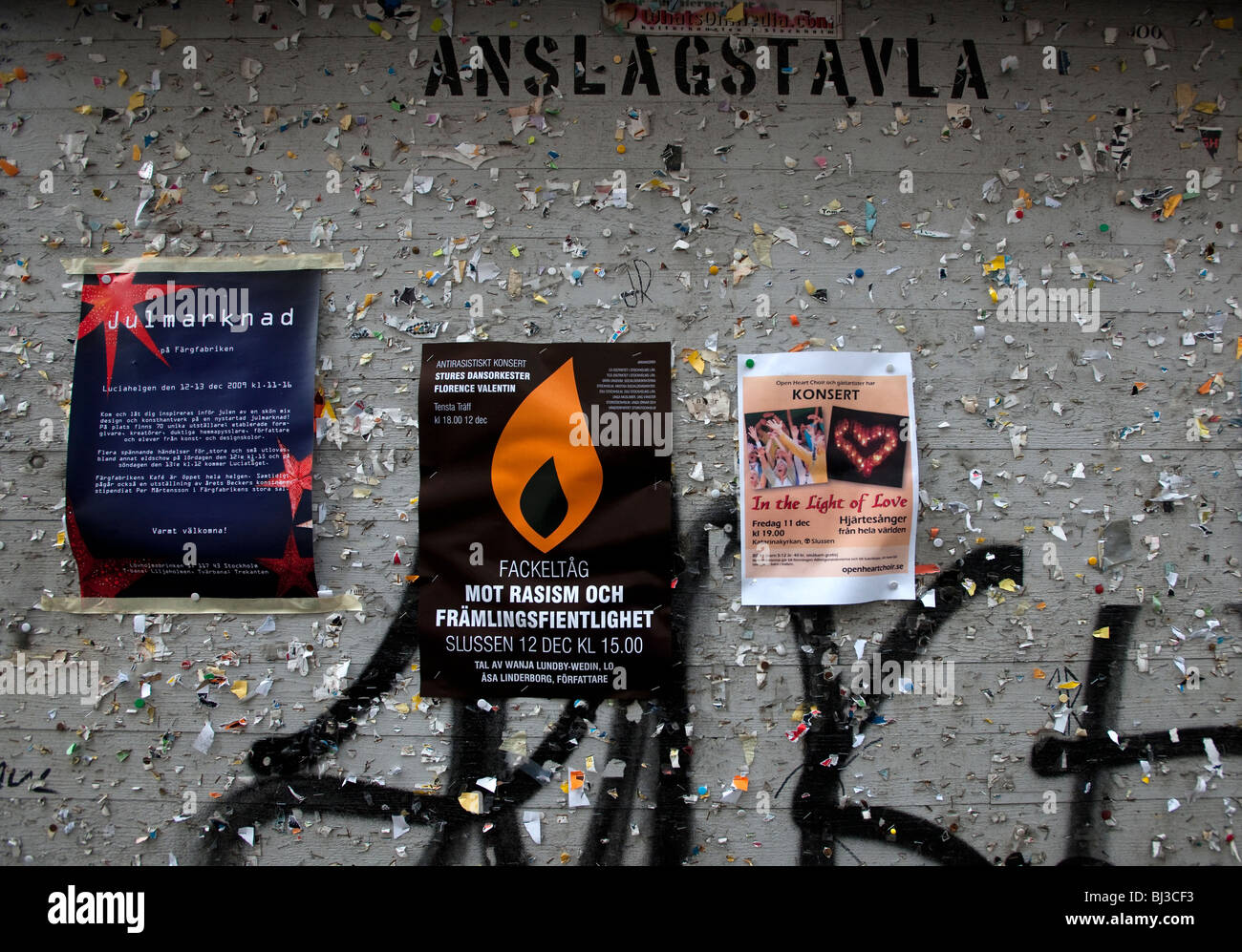 Bulletin board announcements messages hi-res stock photography and ...