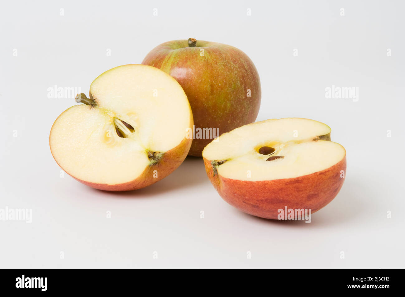 One whole apple and one sliced in half Stock Photo - Alamy
