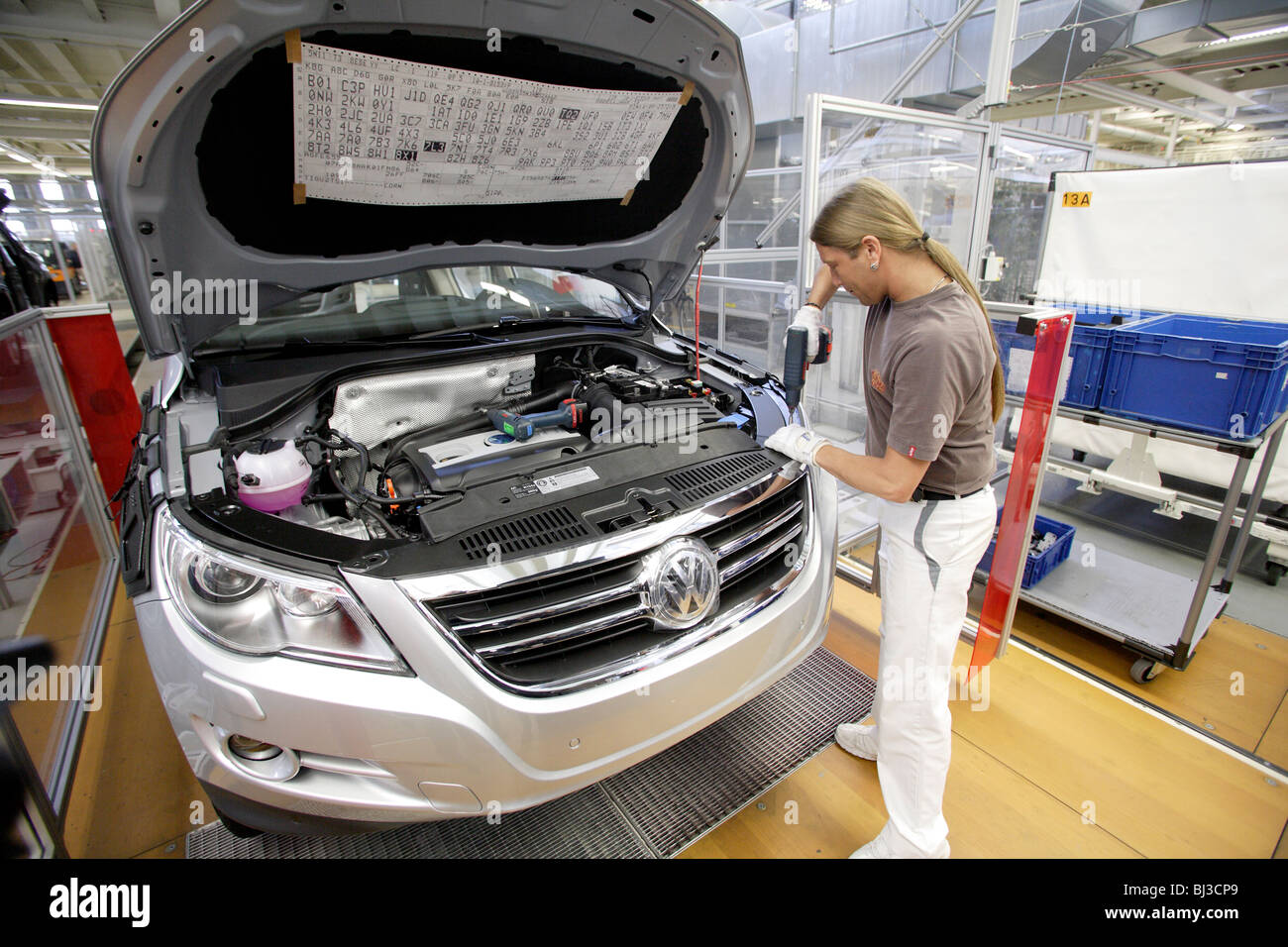 Vehicle assembly plant hi-res stock photography and images - Alamy