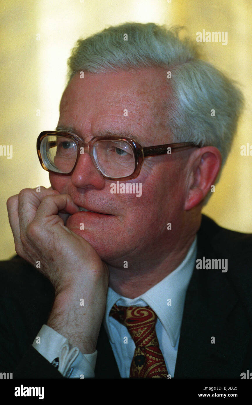 DOUGLAS HURD MP FOREIGN SECRETARY 17 February 1994 Stock Photo - Alamy