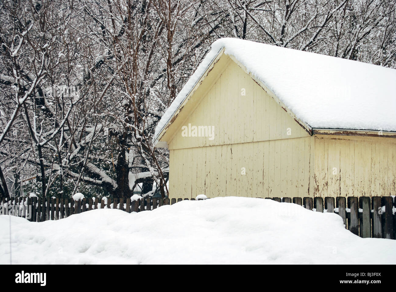 heavy snow falls on barn building Stock Photo - Alamy