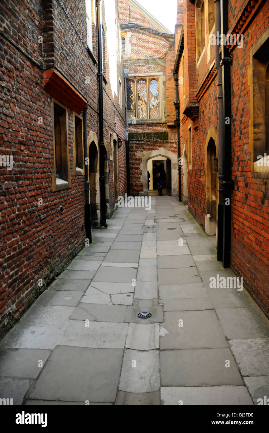 Narrow alley way hi-res stock photography and images - Alamy