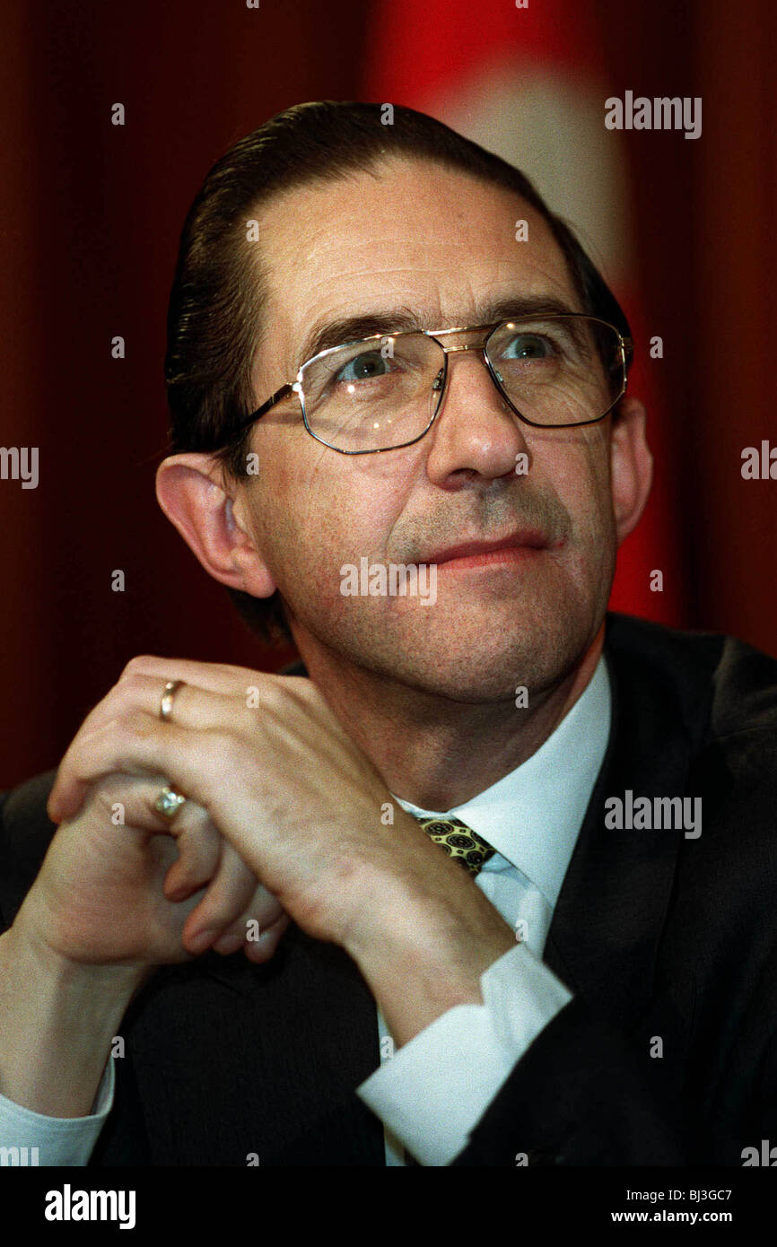 WILLY CLAES FOREIGN MINISTER TO BELGIUM 12 January 1994 Stock Photo - Alamy