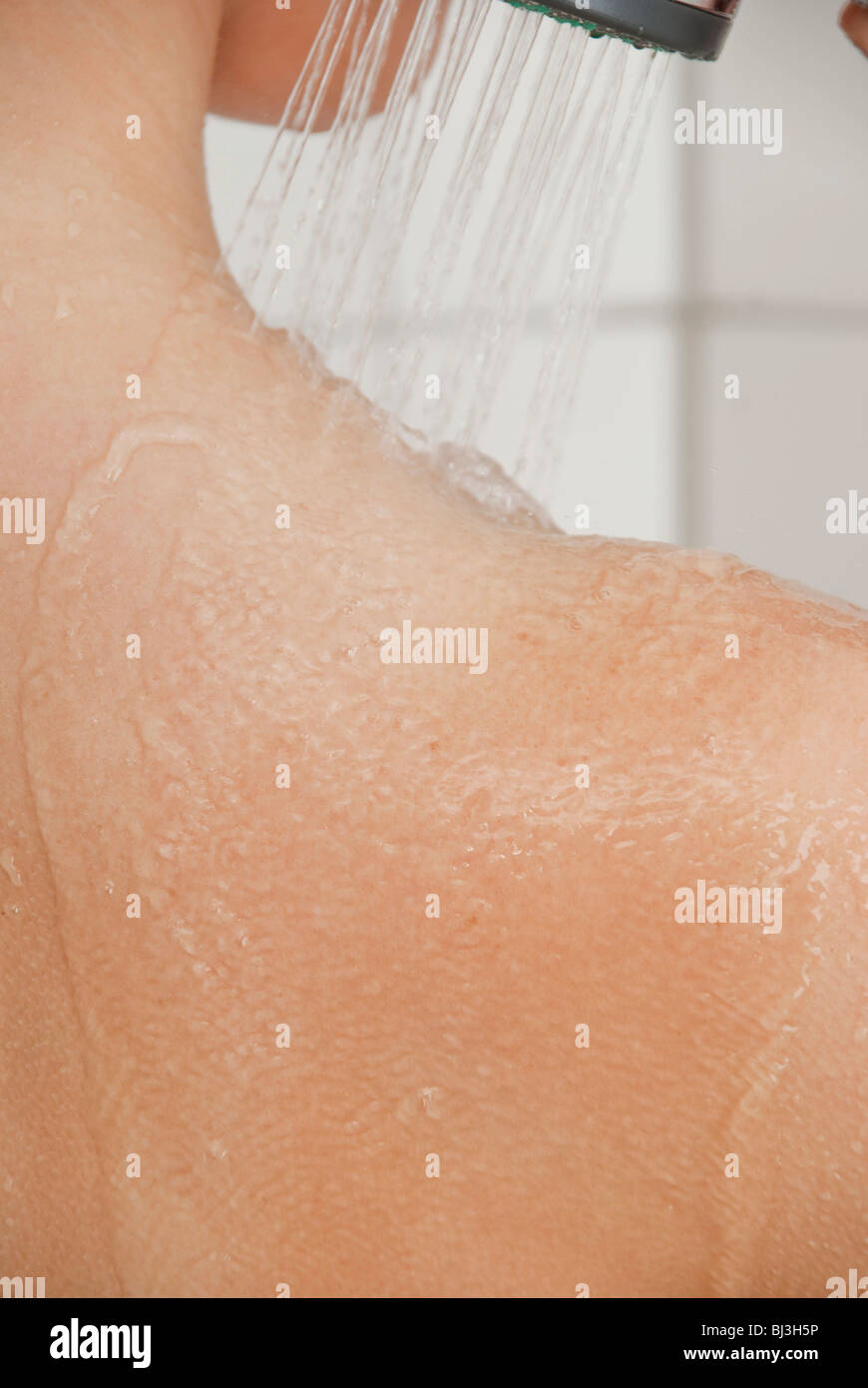 Frau beim duschen hi-res stock photography and images - Alamy