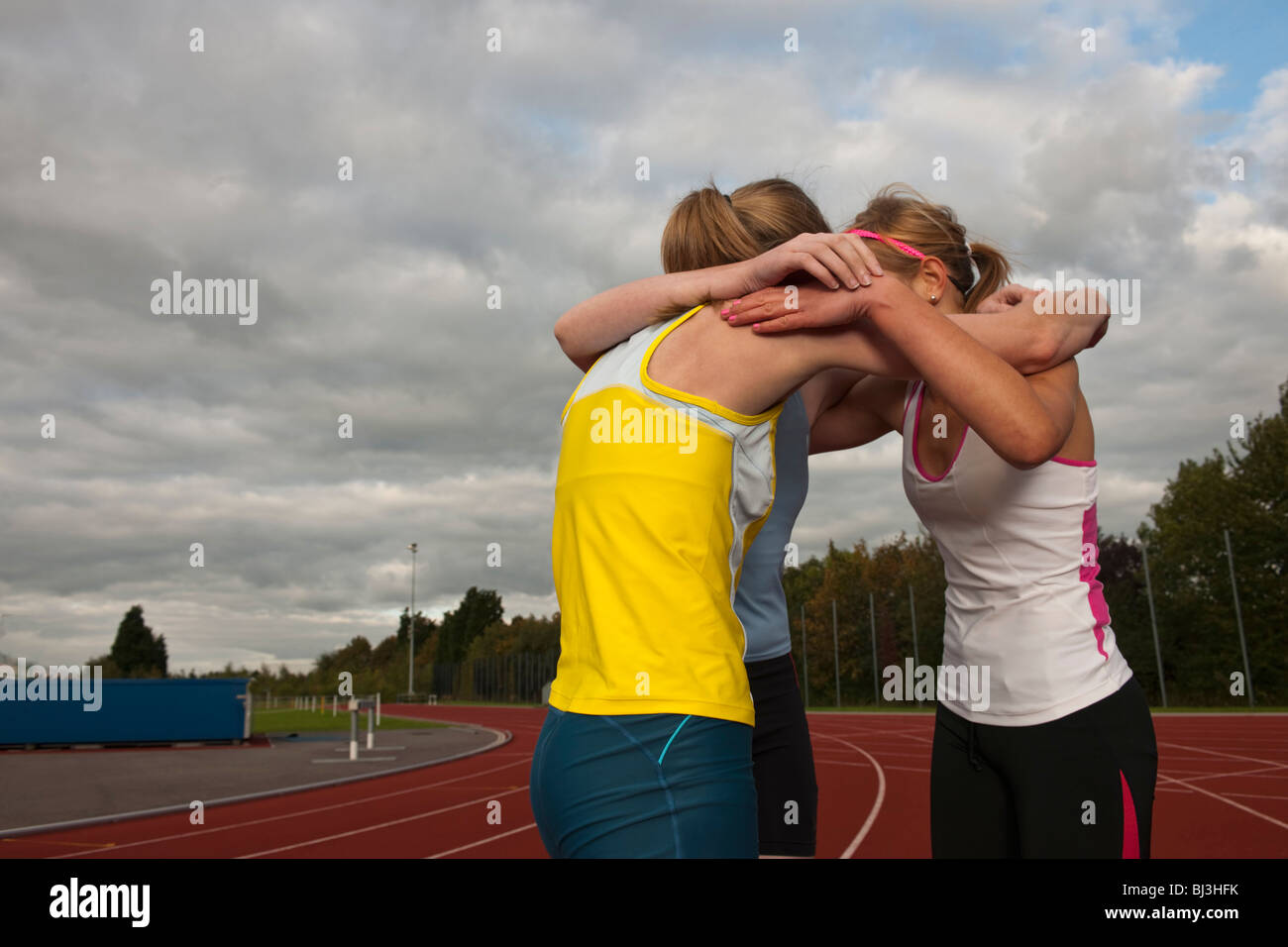 Female athletes hugging hi-res stock photography and images - Alamy