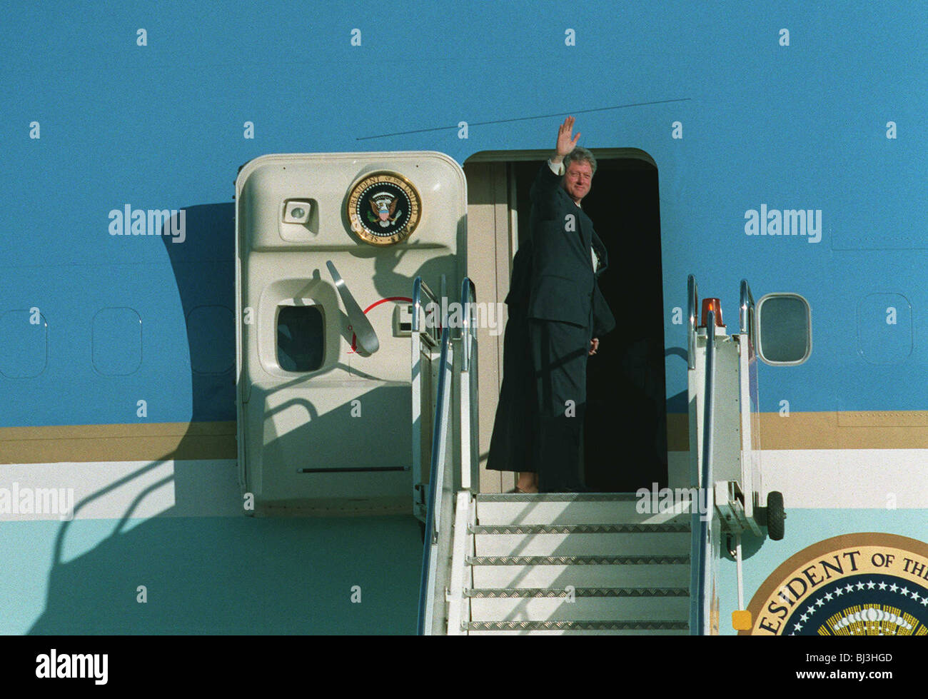 BILL CLINTON BOARDING AIRFORCE ONE 15 June 1994 Stock Photo - Alamy