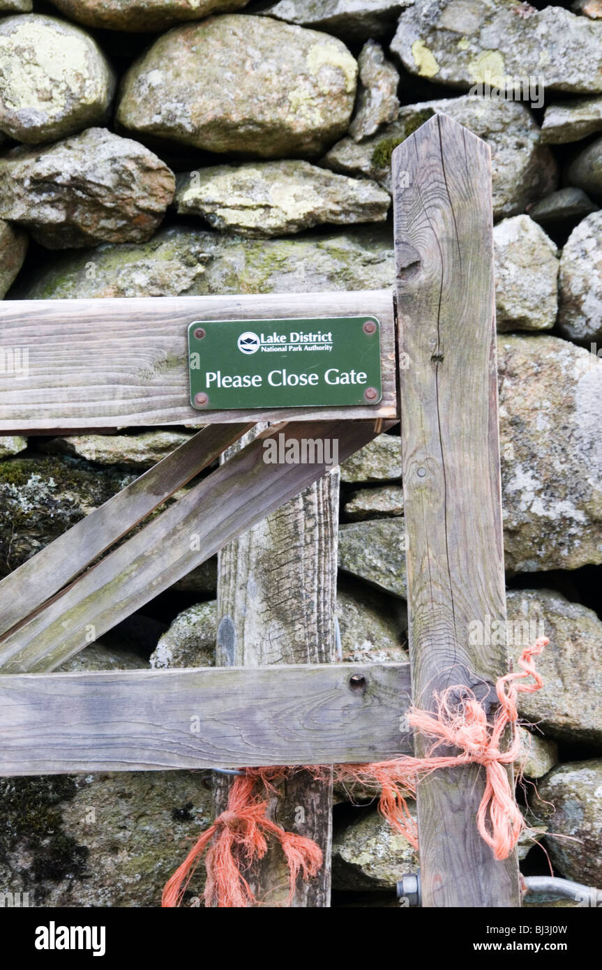 Please Close Gate sign on wooden gate in English Lake District Stock ...