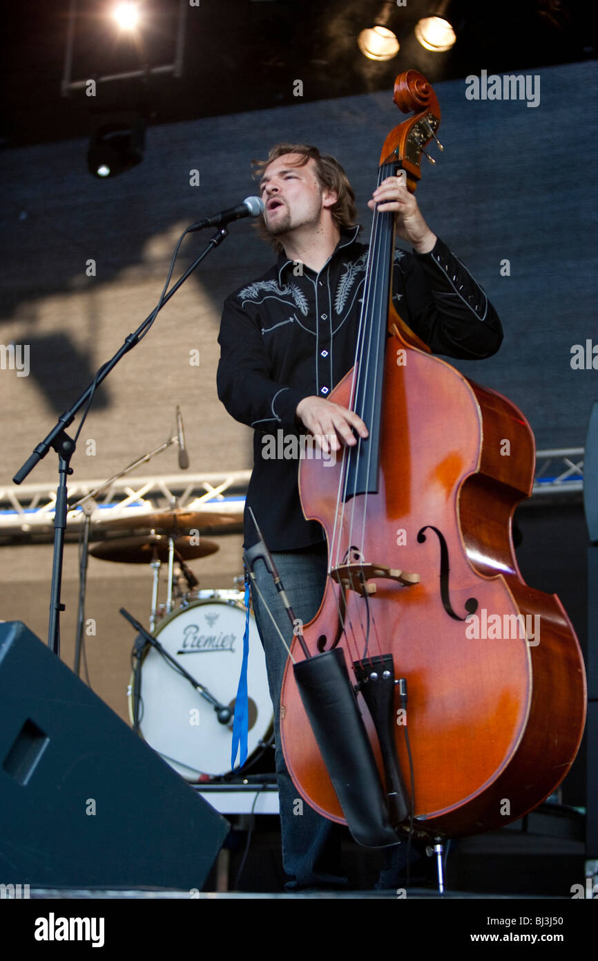 Claudio Strebel, bassist of the songwriter Rene Burrell aka Coal live ...