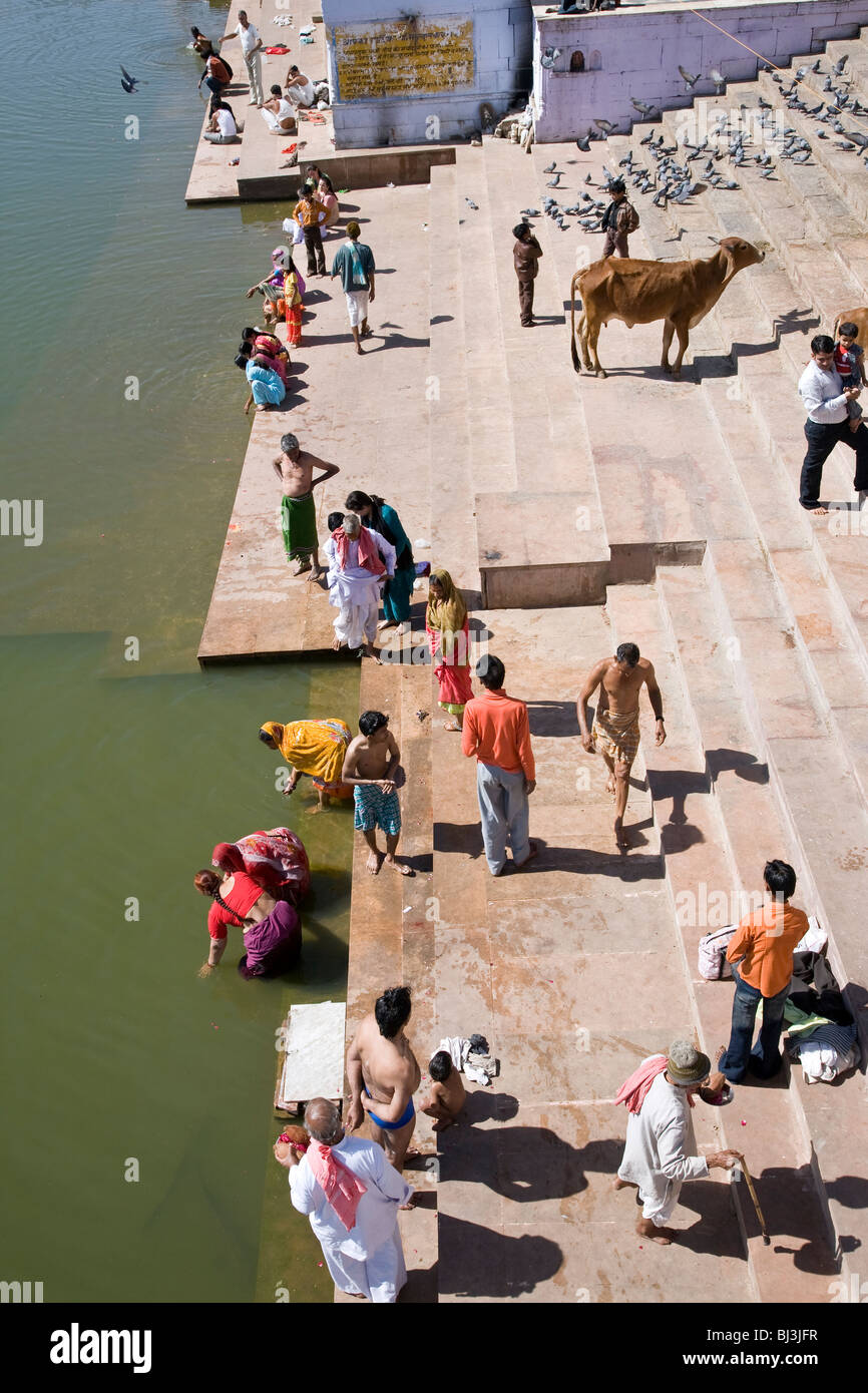 People bathing lake pushkar hi-res stock photography and images - Alamy