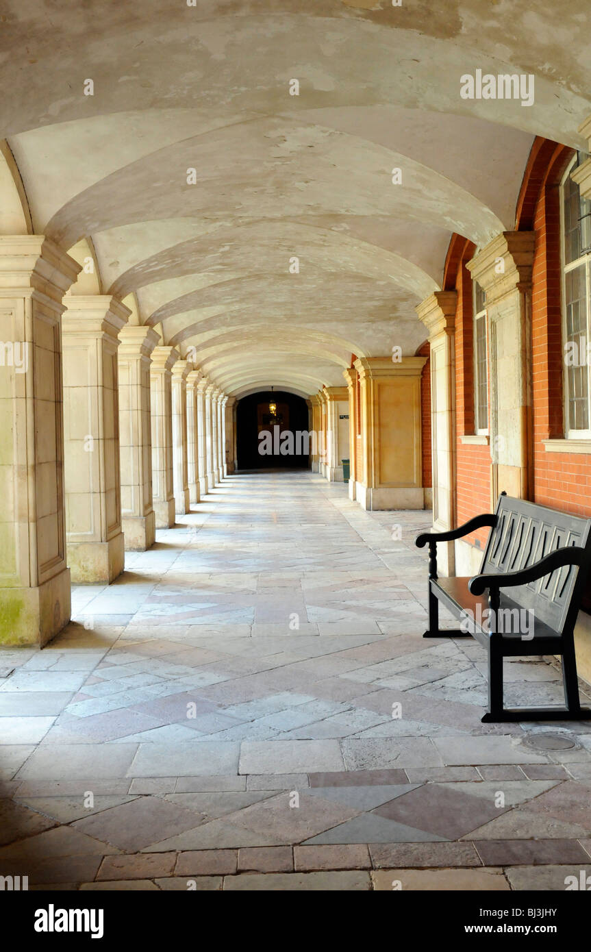 Fountain court hi-res stock photography and images - Alamy