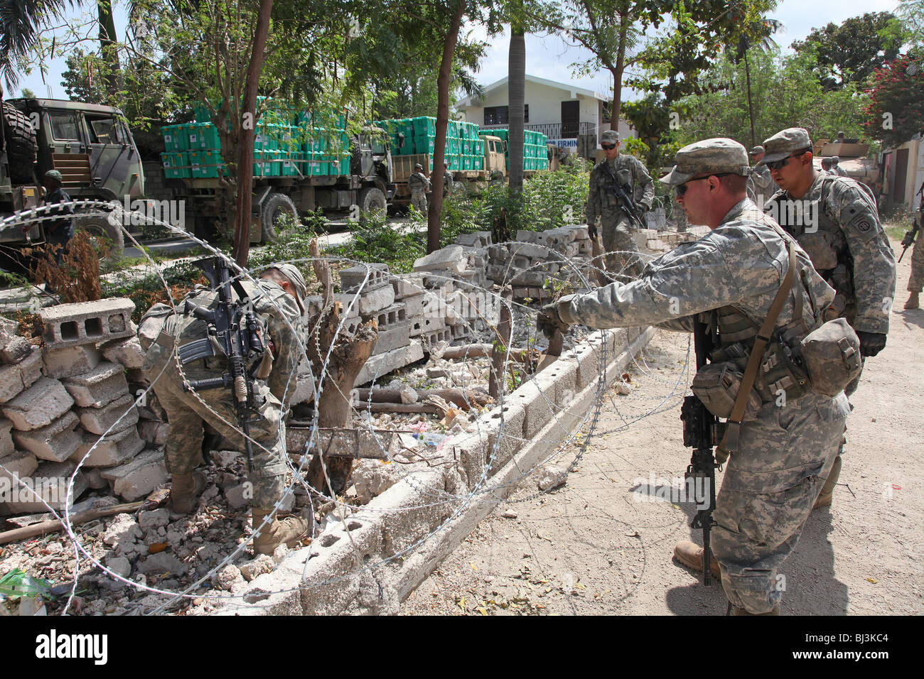 Soldiers of the 82nd Airborne, US Army distribute aid in Port au Prince ...