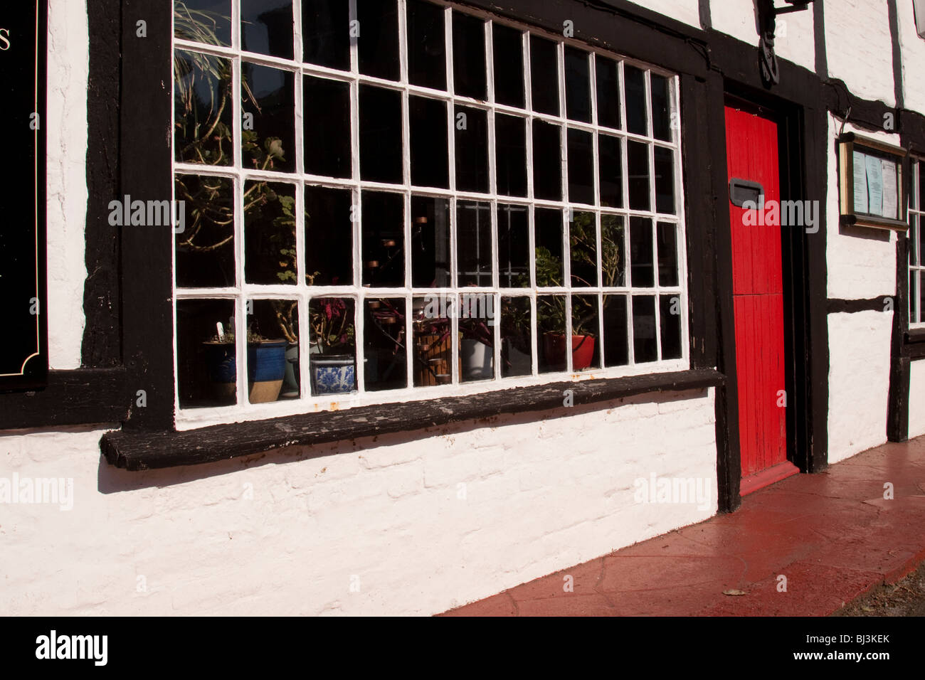 Pub front in Ringwood Stock Photo - Alamy