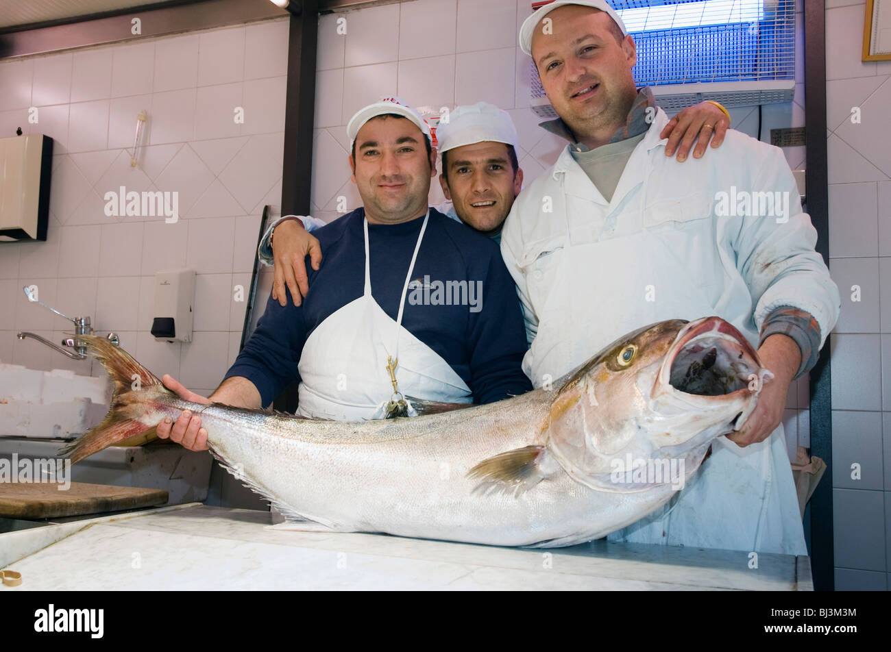Inside the fish market hi-res stock photography and images - Alamy