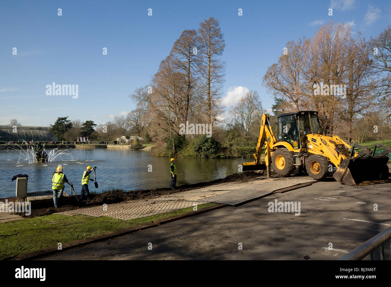 Mechanical digger in use at botanical gardens London Stock Photo - Alamy