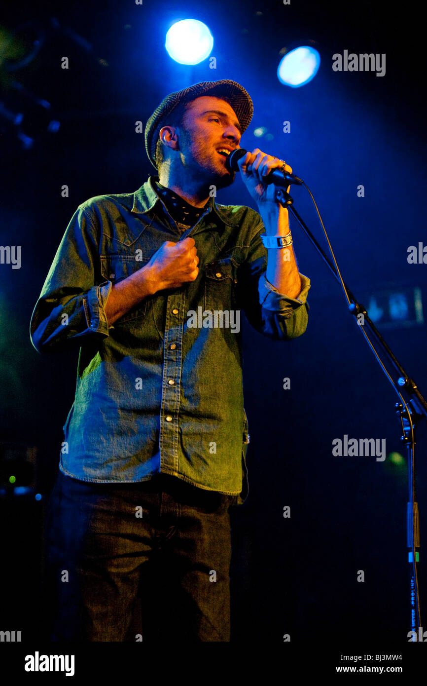 The Swiss singer and musician Lee Everton live with his band The ...