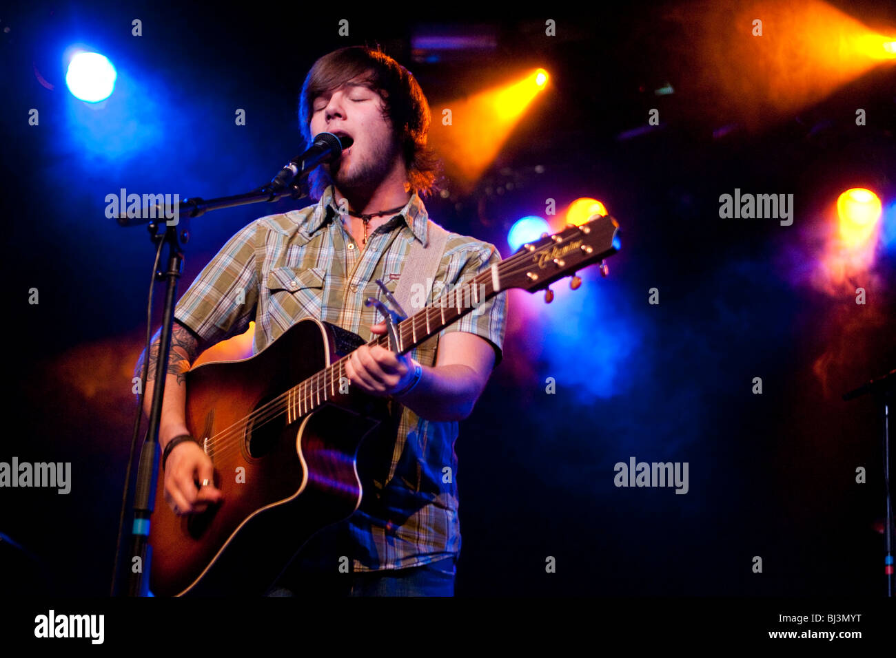 Gesang und Gitarre High Resolution Stock Photography and Images - Alamy