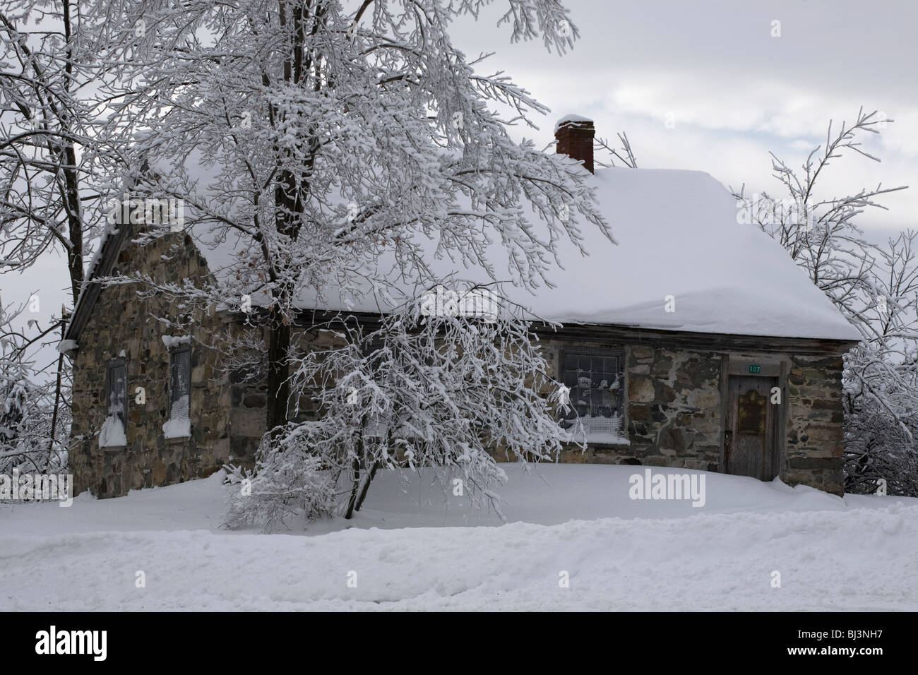 Timber stone house hi-res stock photography and images - Alamy
