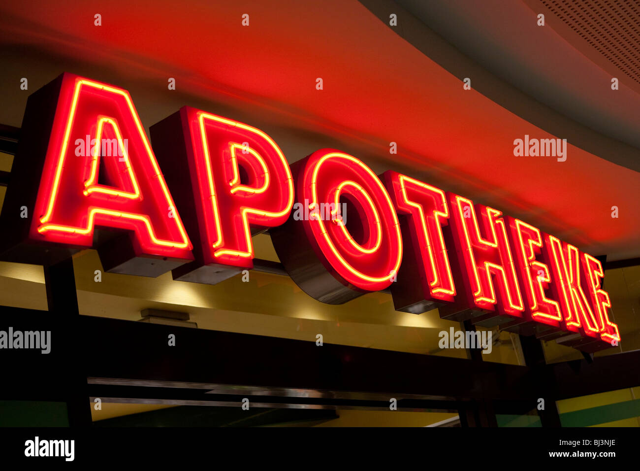 Apotheke aussenaufnahme hi-res stock photography and images - Alamy