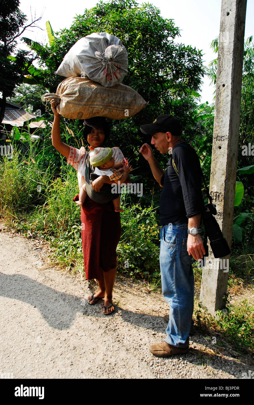 karen lady holding baby and carrying goods on her head,umpium refugee ...