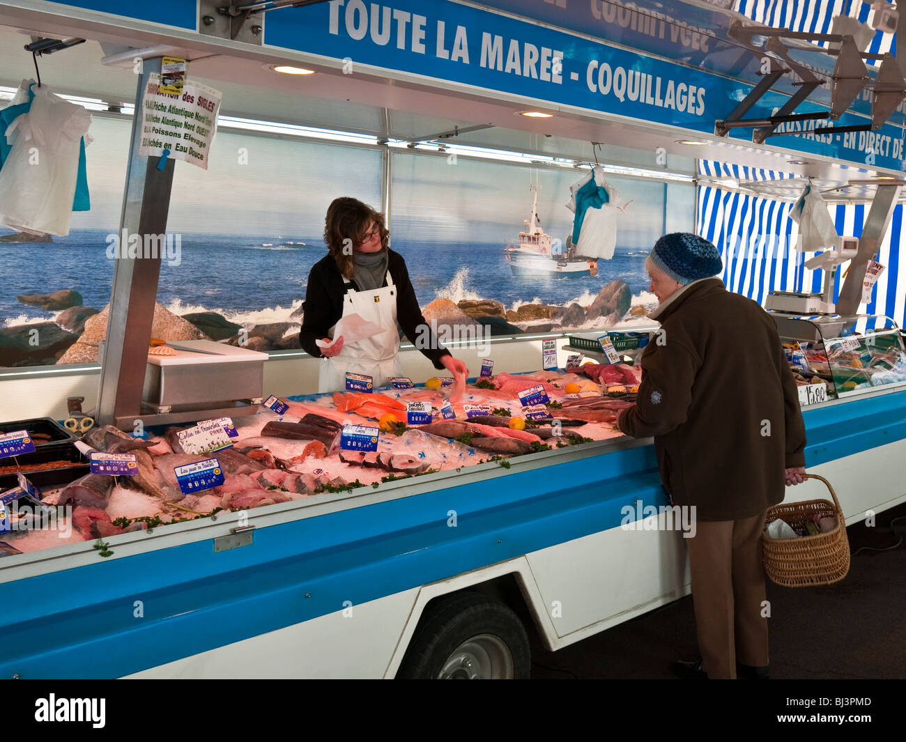 Fish stall hi-res stock photography and images - Alamy
