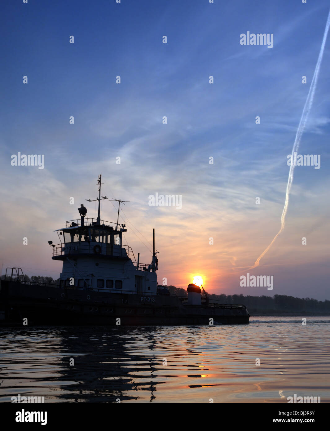 Navy ship at sunset hi-res stock photography and images - Alamy