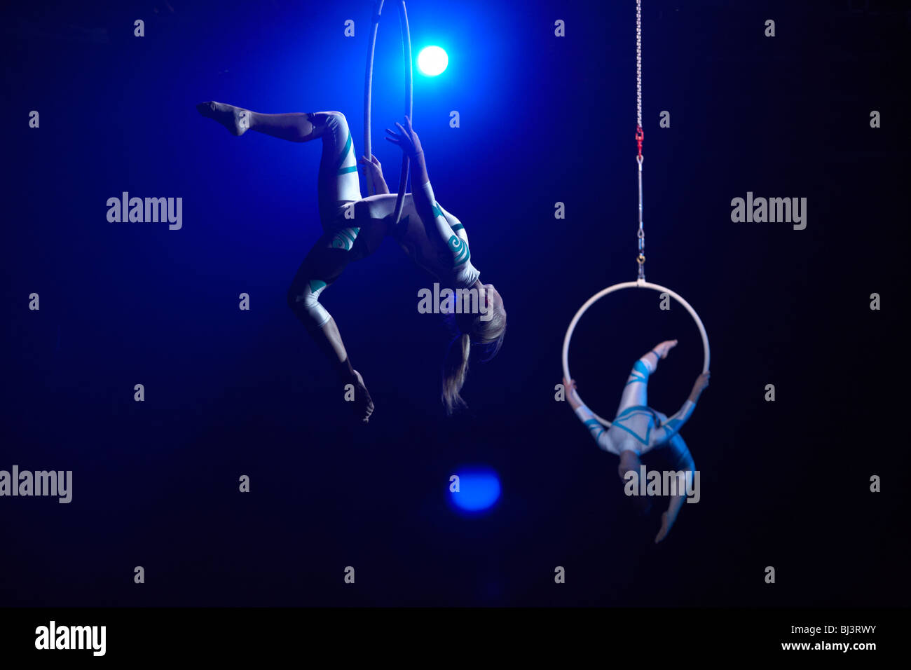 Circus acrobats hi-res stock photography and images - Alamy