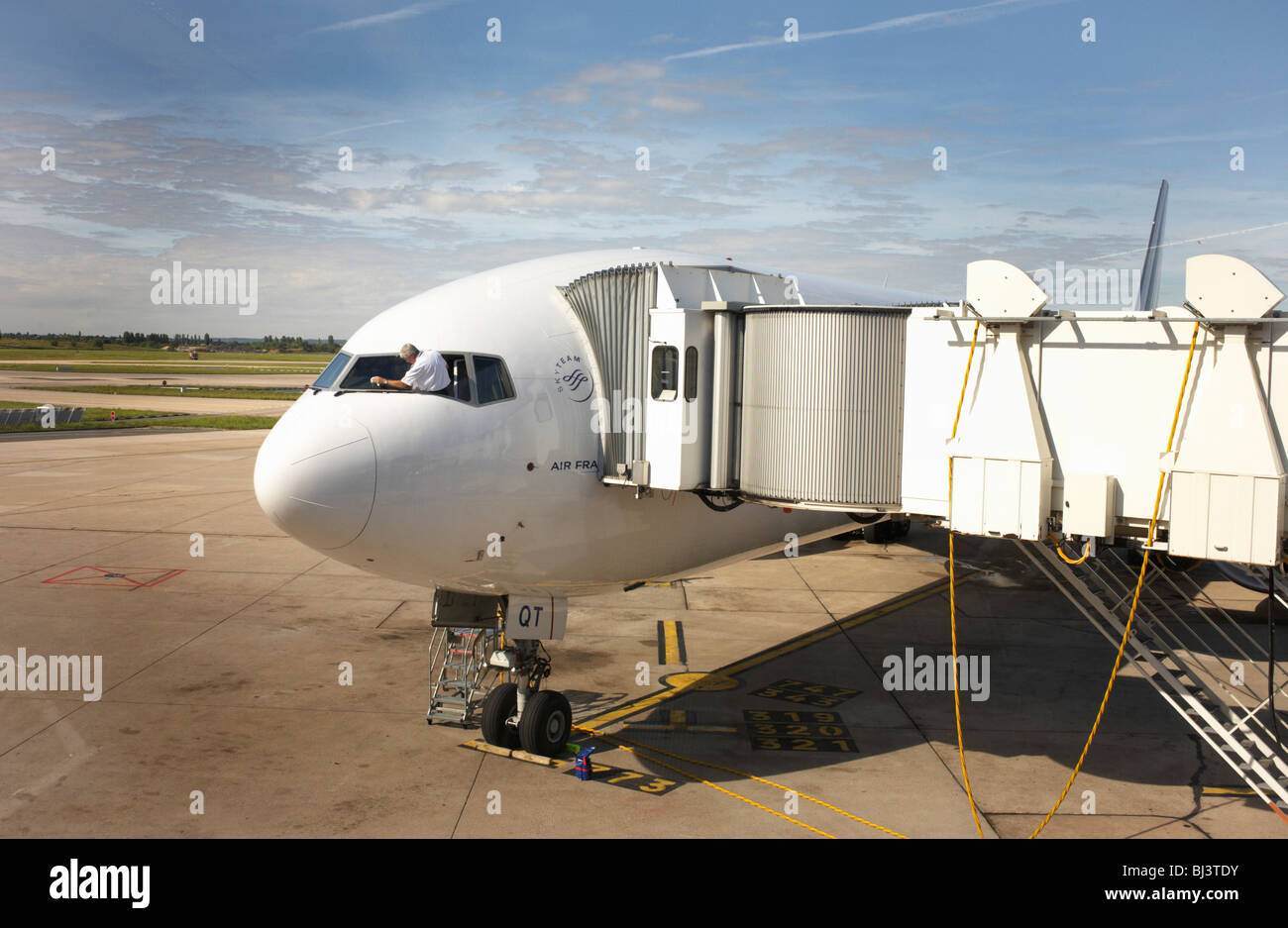 Ground crew cleaning plane window hi-res stock photography and images ...