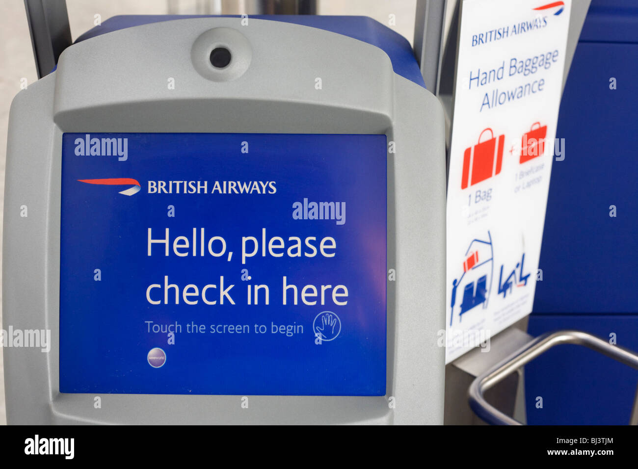 Self service kiosks airport hi-res stock photography and images - Alamy