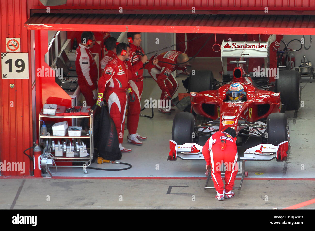 Ferrari f1 team mechanics hi-res stock photography and images - Alamy