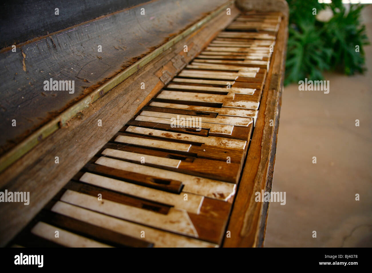 Old pianos keyboard hi-res stock photography and images - Alamy