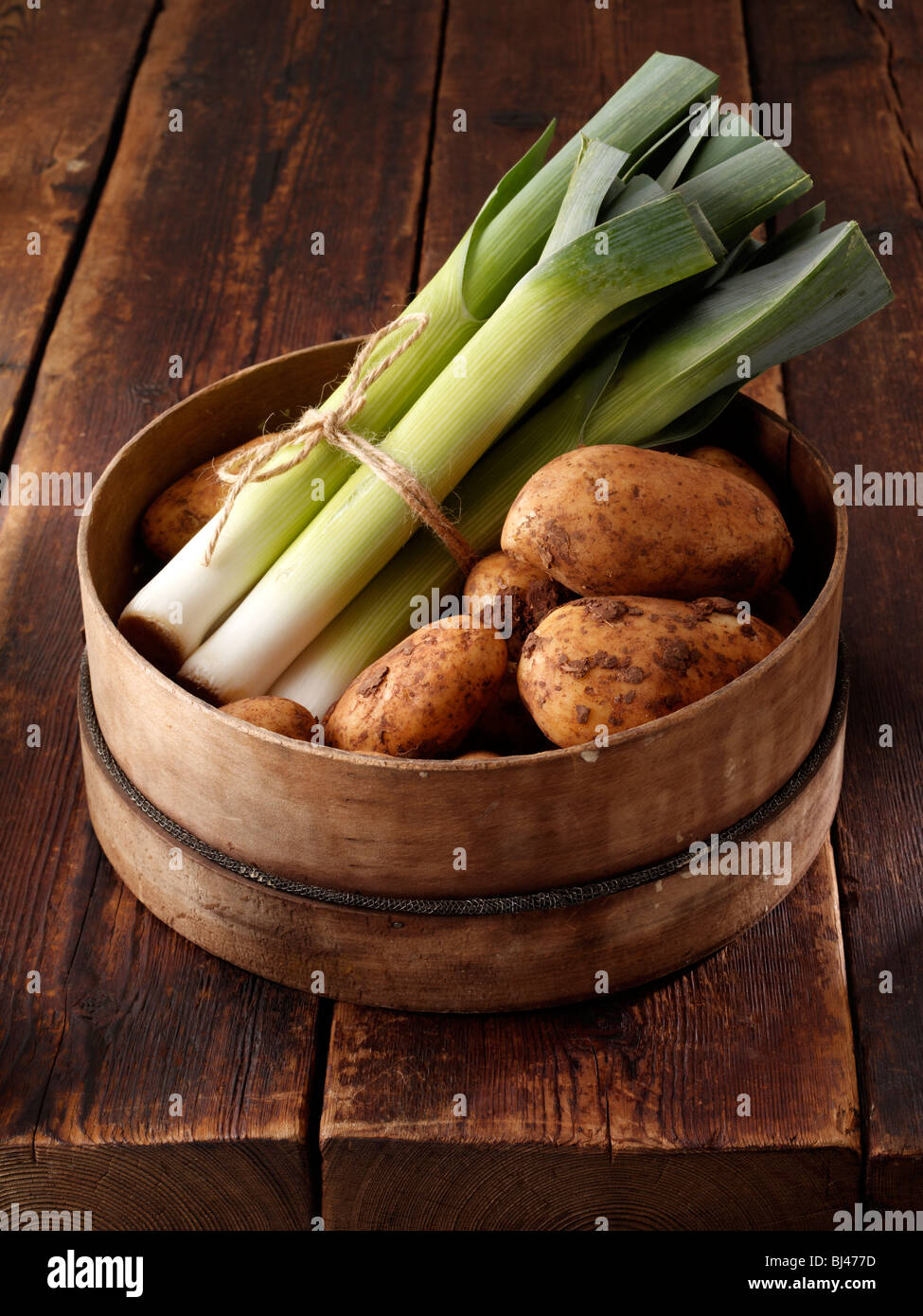 Leeks and earthy potatoes in a sieve Stock Photo - Alamy