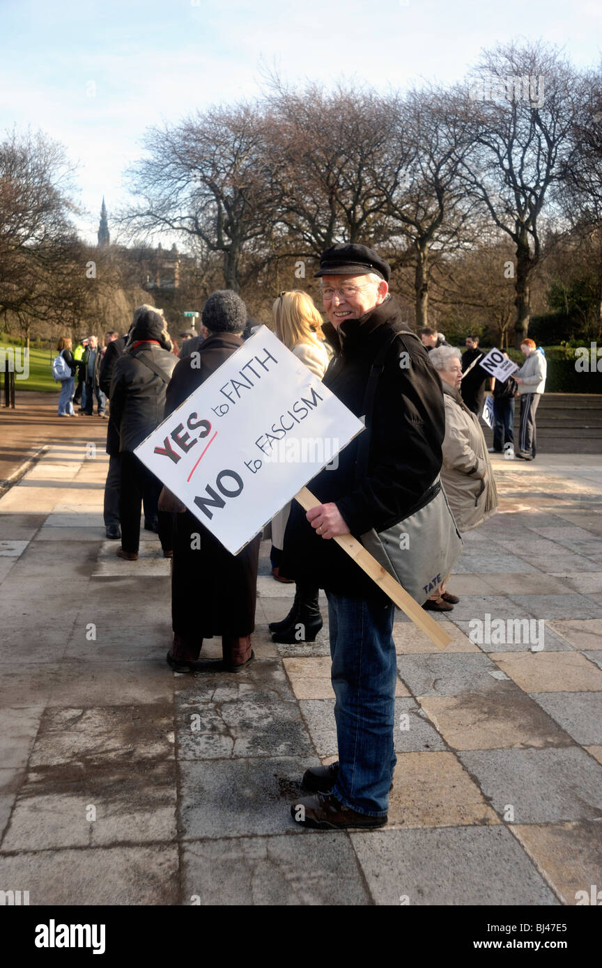 Yes no placards crowd hi-res stock photography and images - Alamy