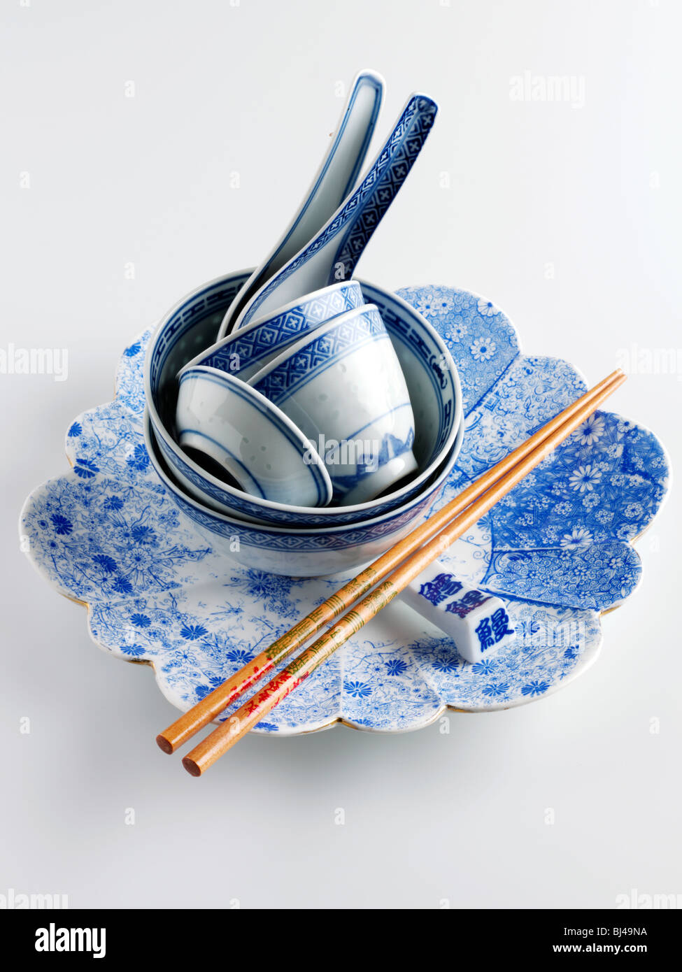 Antique chinese bowls hi-res stock photography and images - Alamy