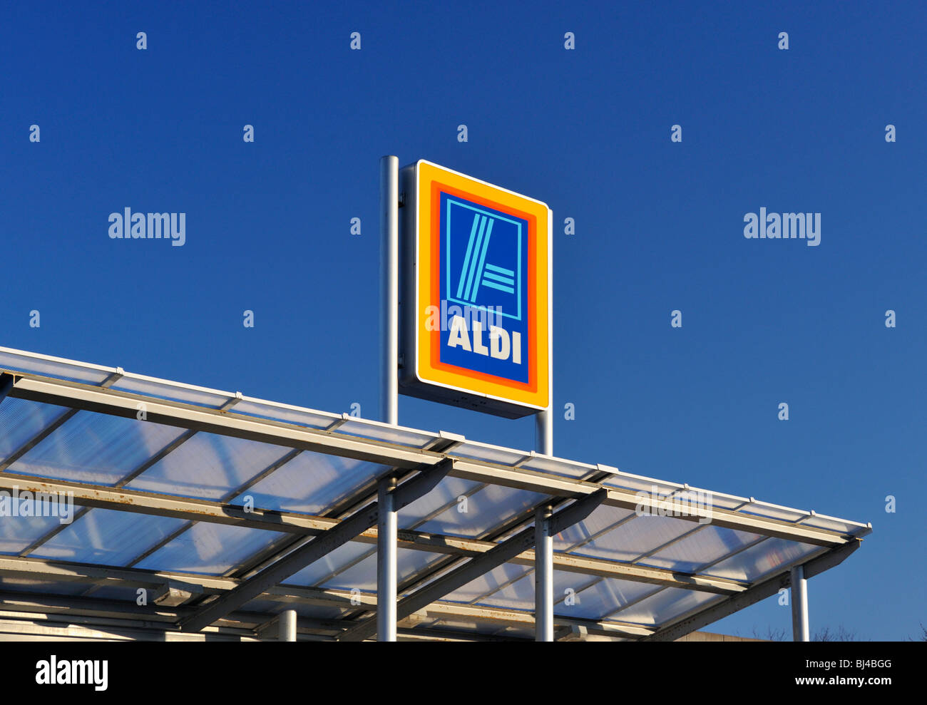 Aldi supermarket logo hi-res stock photography and images - Alamy