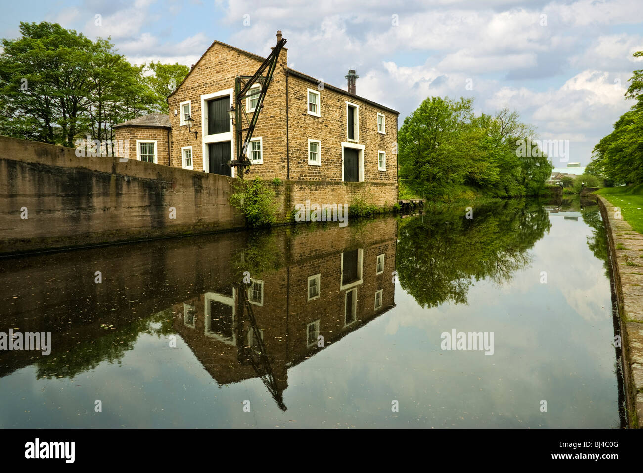 Inland waterways wharf building hi-res stock photography and images - Alamy