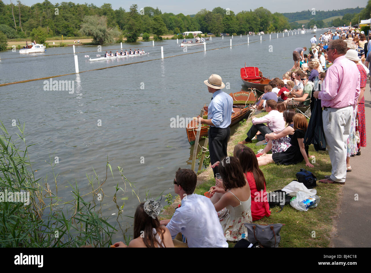 Henley regatta spectators hi-res stock photography and images - Alamy