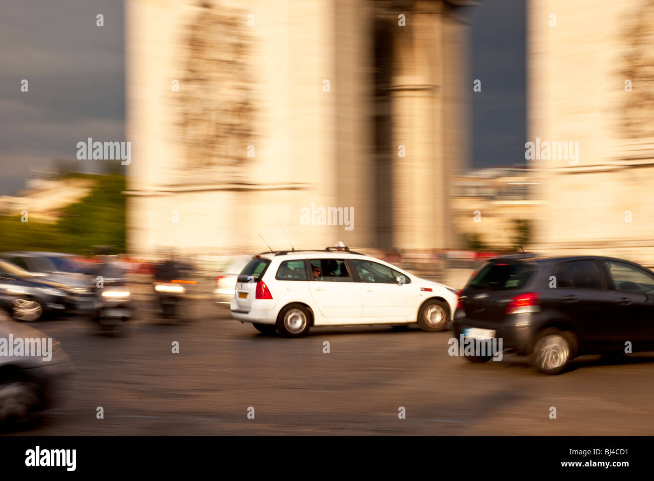 Arc de triomphe roundabout hi-res stock photography and images - Alamy
