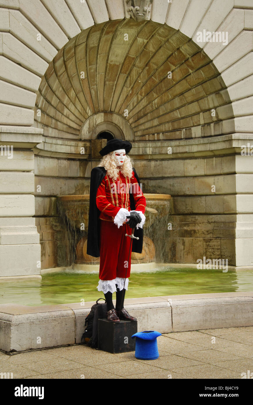 Mime artist paris hi-res stock photography and images - Alamy
