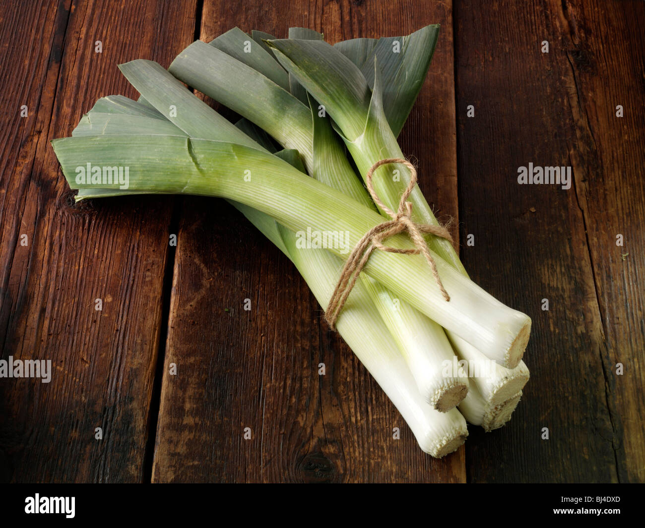 A bunch of home grown leeks Stock Photo - Alamy
